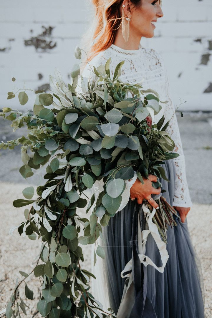 13 Presentation Wedding Bouquets Because Bigger Is Always Better