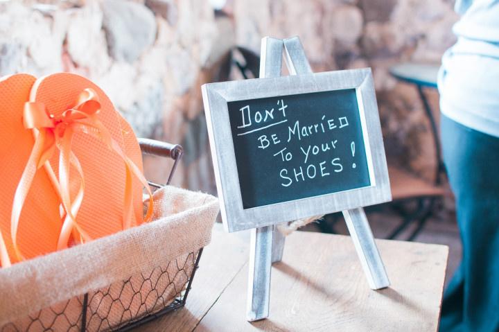15 Funny Wedding Signs That Will Make Your Guests LOL