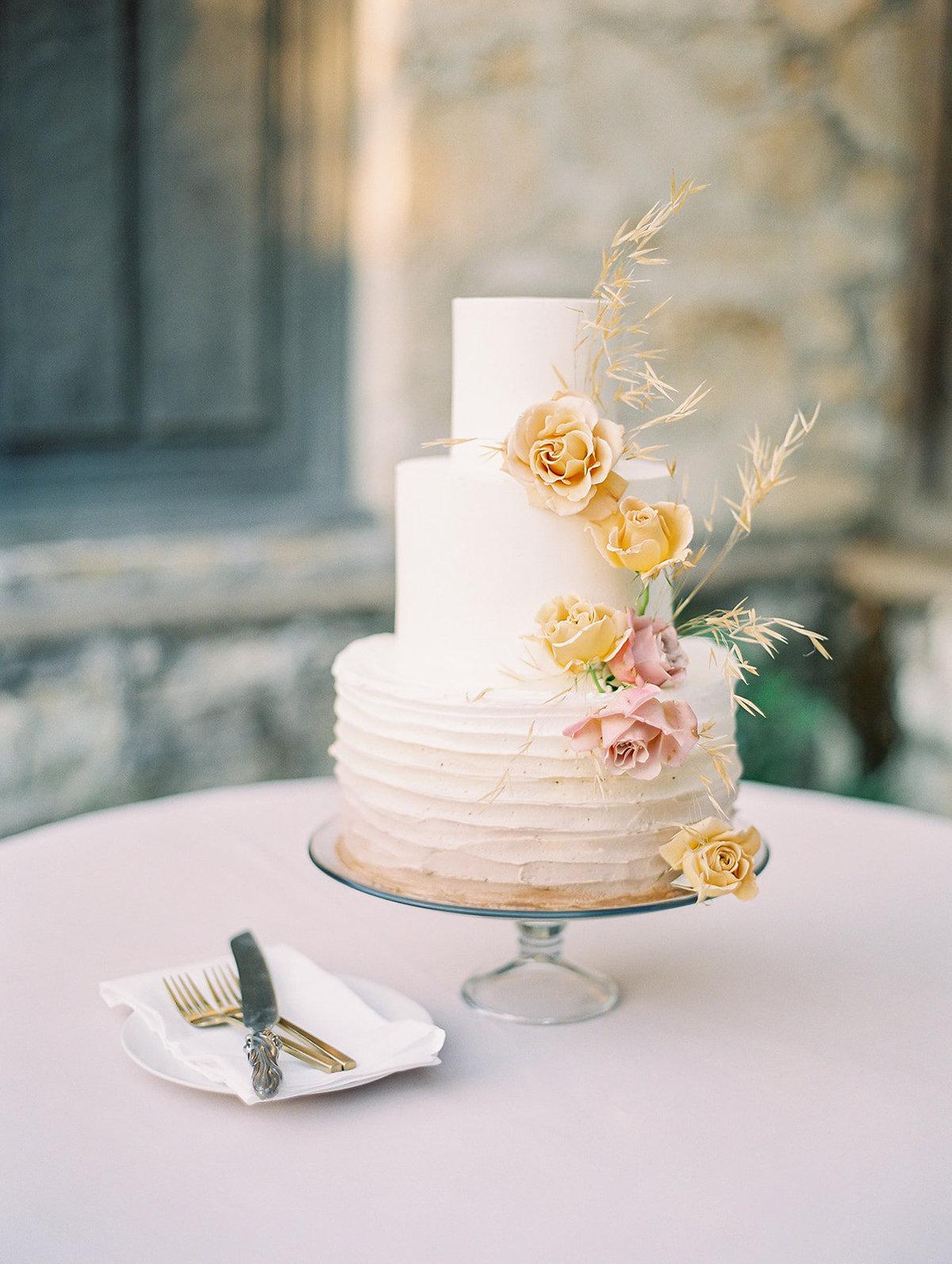 15 Country Wedding Cakes to Complete Your Rustic Theme