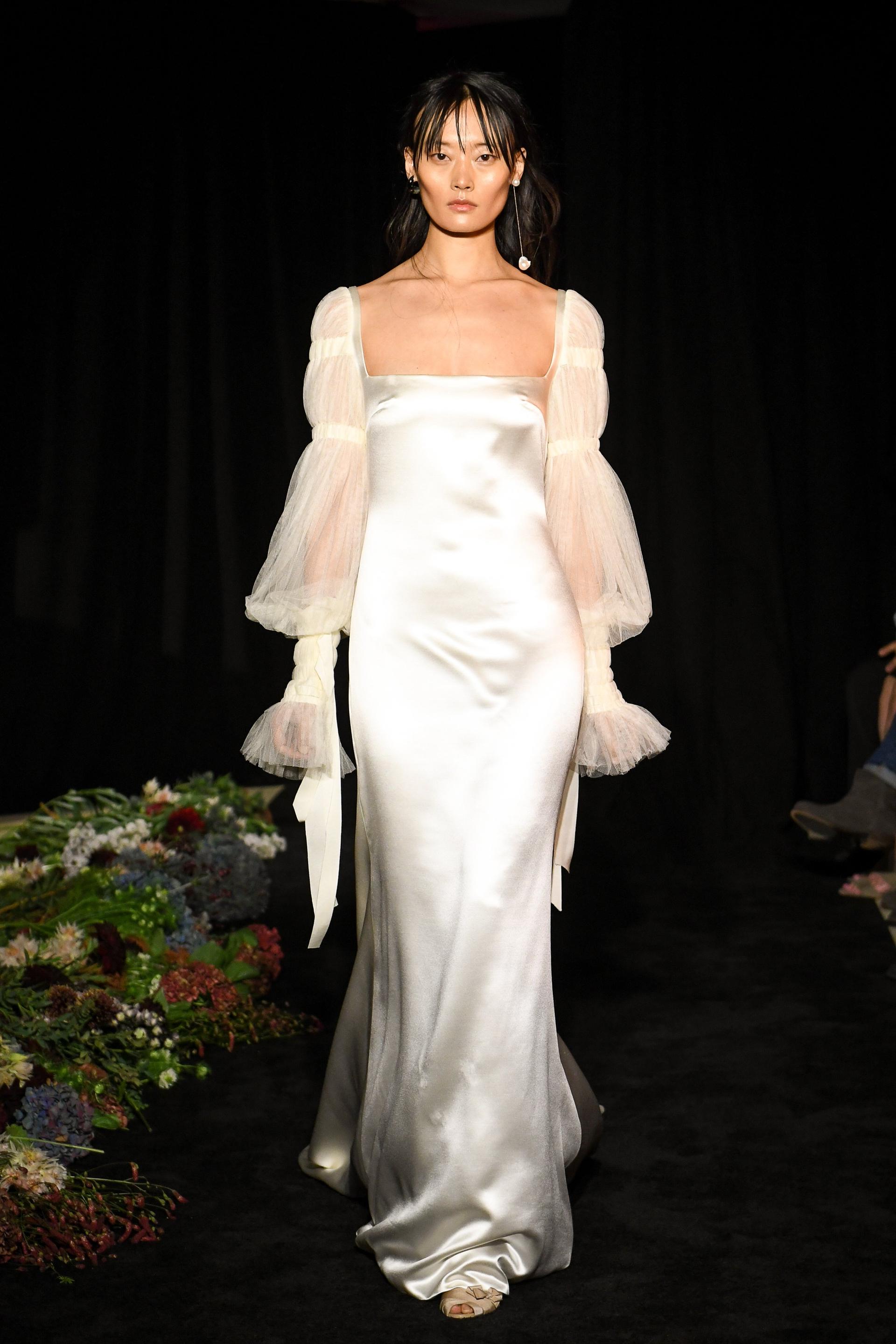 31 Minimalist Wedding Dresses That Are Simple and Understated