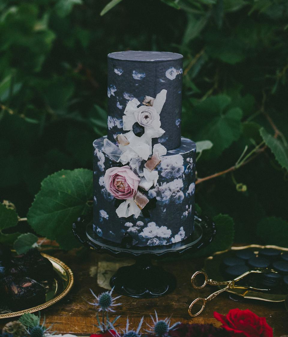 18 Black Wedding Cakes That Are Unique & Unexpected