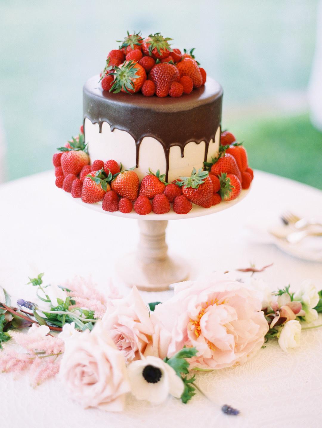 15 Country Wedding Cakes to Complete Your Rustic Theme