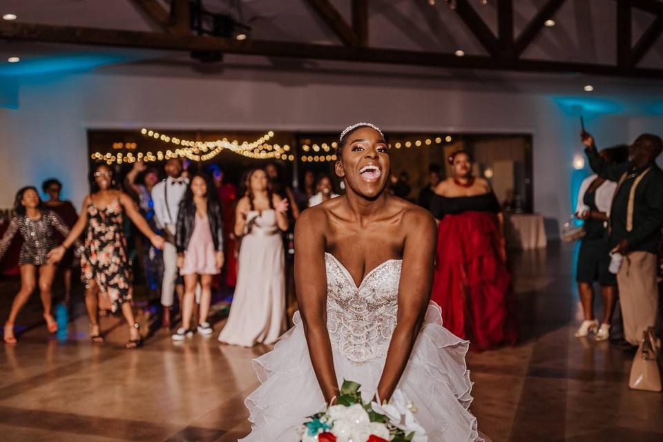 Here's the Exact Order of Dances at a Wedding Reception