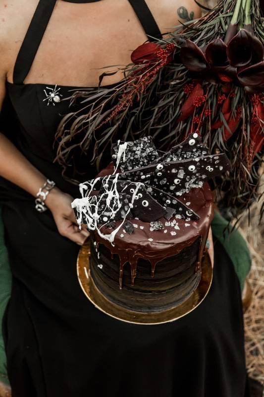 18 Black Wedding Cakes That Are Unique & Unexpected
