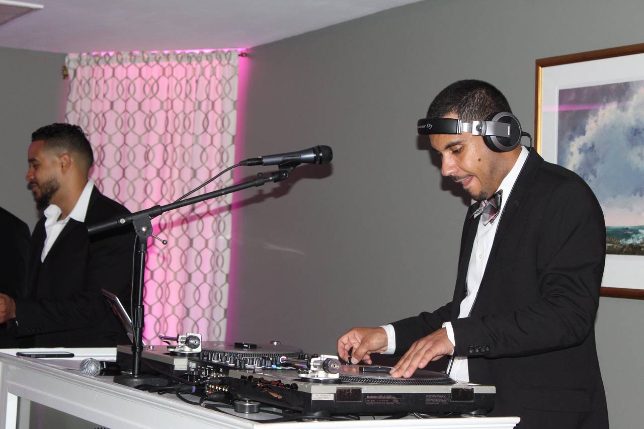 Wedding DJs & Wedding Reception DJ - WeddingWire