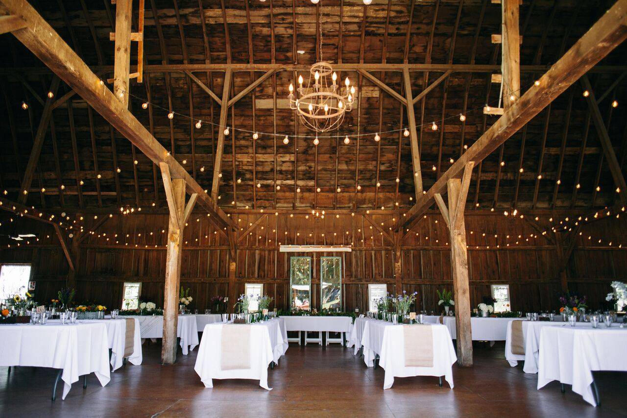 Red barn wedding 60 photos - Astyledwedding.com