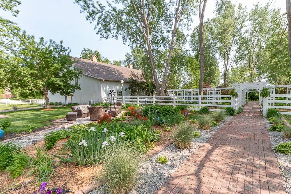 Veranda Venue - Reviews, Photos & Deals 2026 - Lawrence, KS - WeddingWire