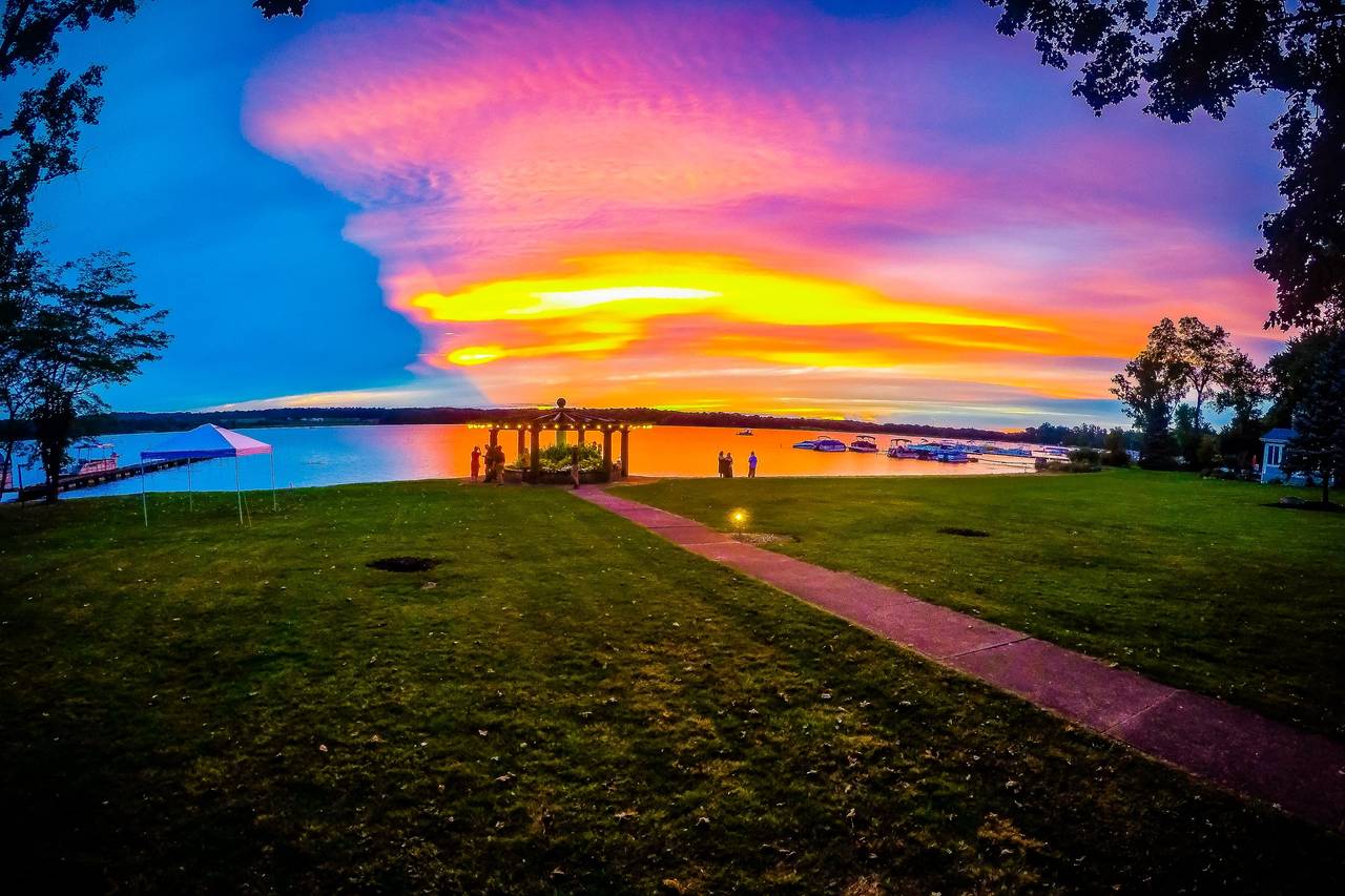 The Oaks Lakeside - Reviews, Photos & Deals 2026 - Chippewa Lake, OH ...